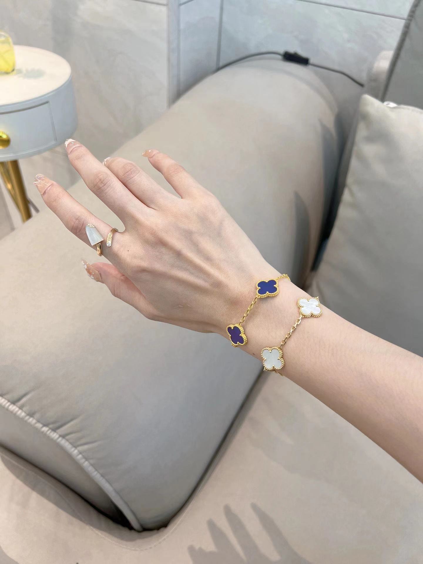 HOW TO Stack / LAYER 5 MOTIFS VINTAGE ALHAMBRA VCA BRACELET AND CARTIER ...