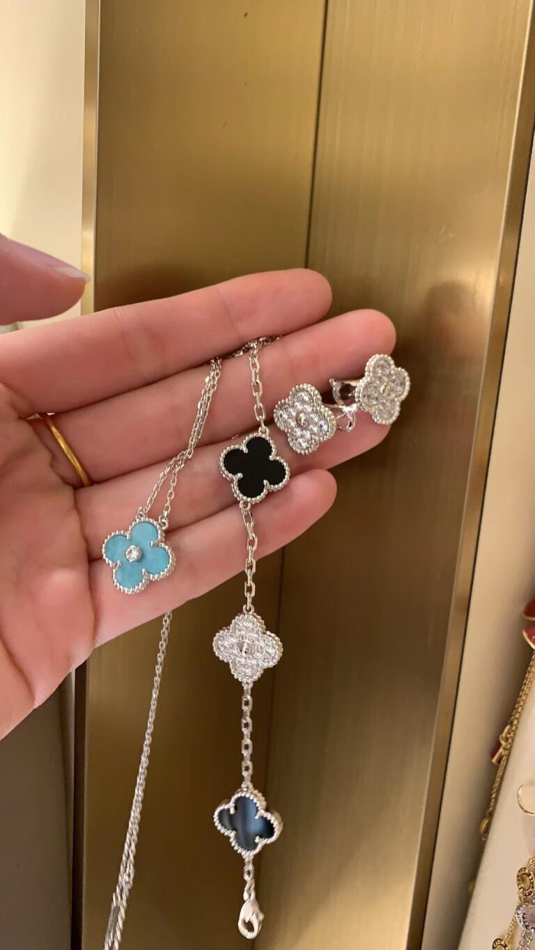 Glad to advise you new Van Cleef Holiday Pendant 2022 Celadon Green Sevres Vintage Alhambra ...