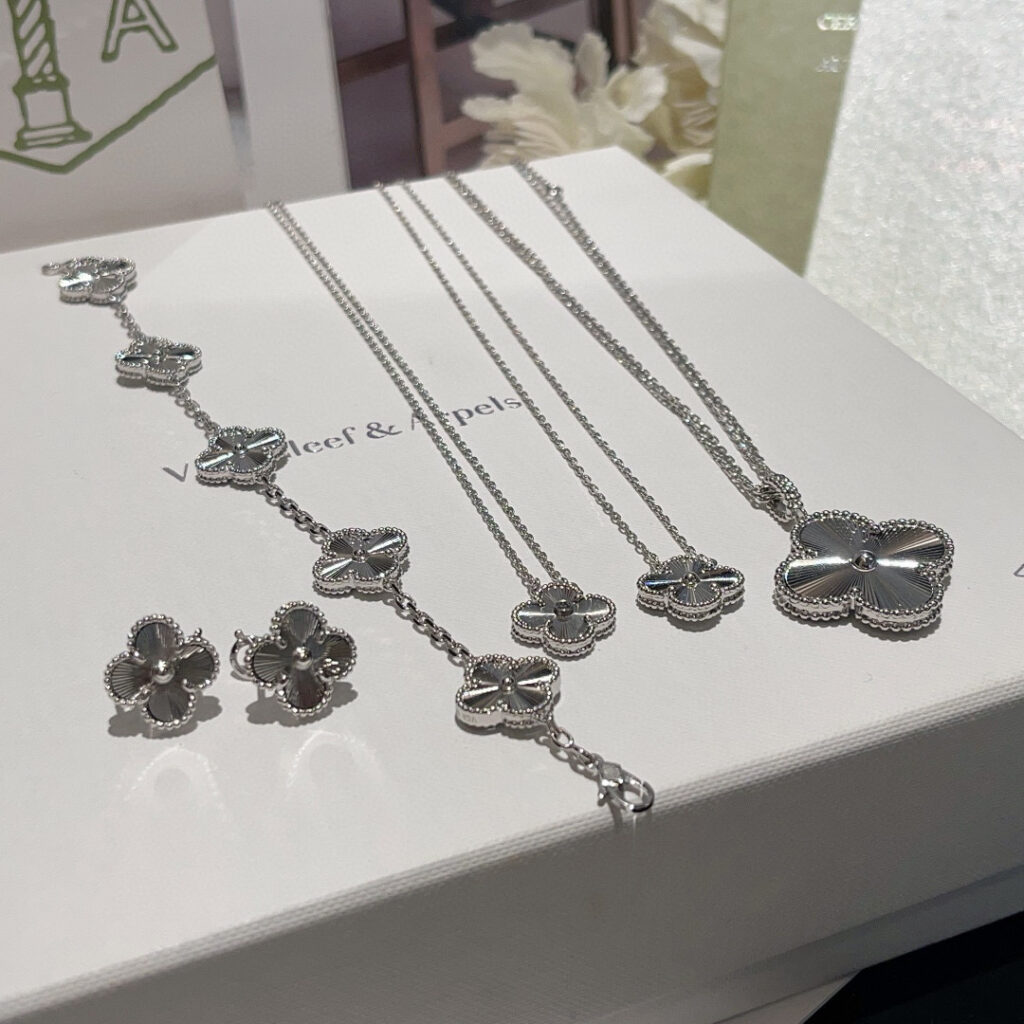 Van Cleef & Arpels - HoooGoods